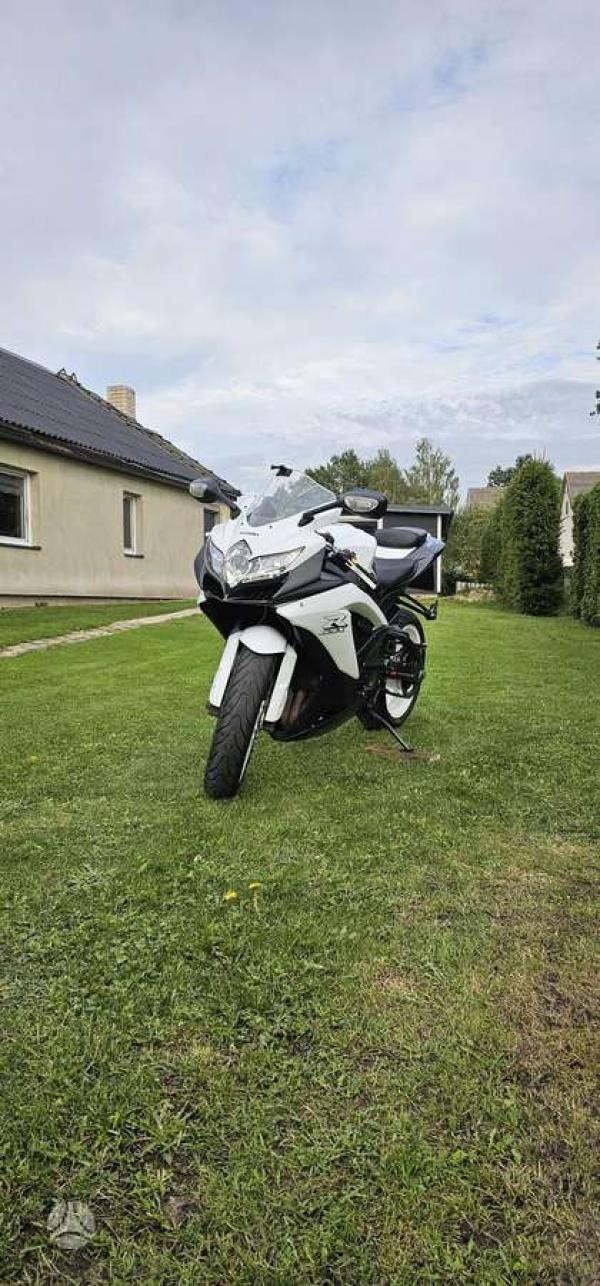 White Suzuki GSX-R 2009 in Kaisiadorys, with an engine capacity of 0.75 L and mileage of 45 thousand km for 6000 €, photo 3 on AUTOMOTO.COM.LV