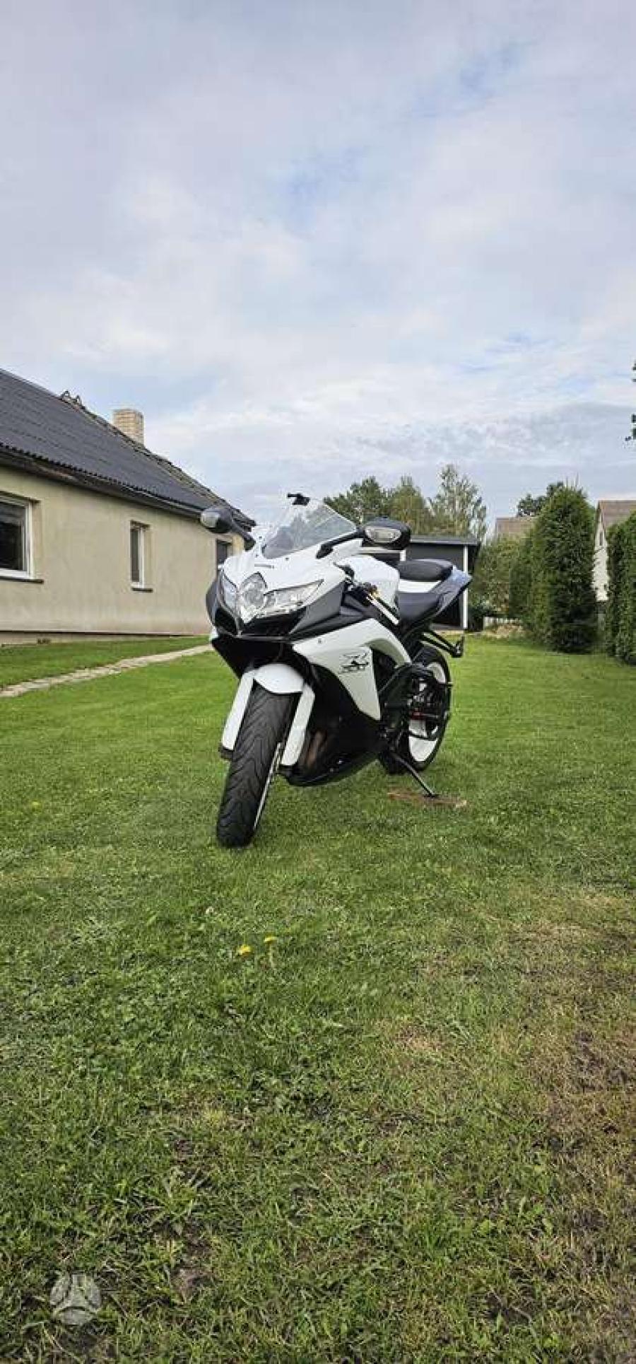 White Suzuki GSX-R 2009 in Kaisiadorys, with an engine capacity of 0.75 L and mileage of 45 thousand km for 6000 €, photo 3 on AUTOMOTO.COM.LV