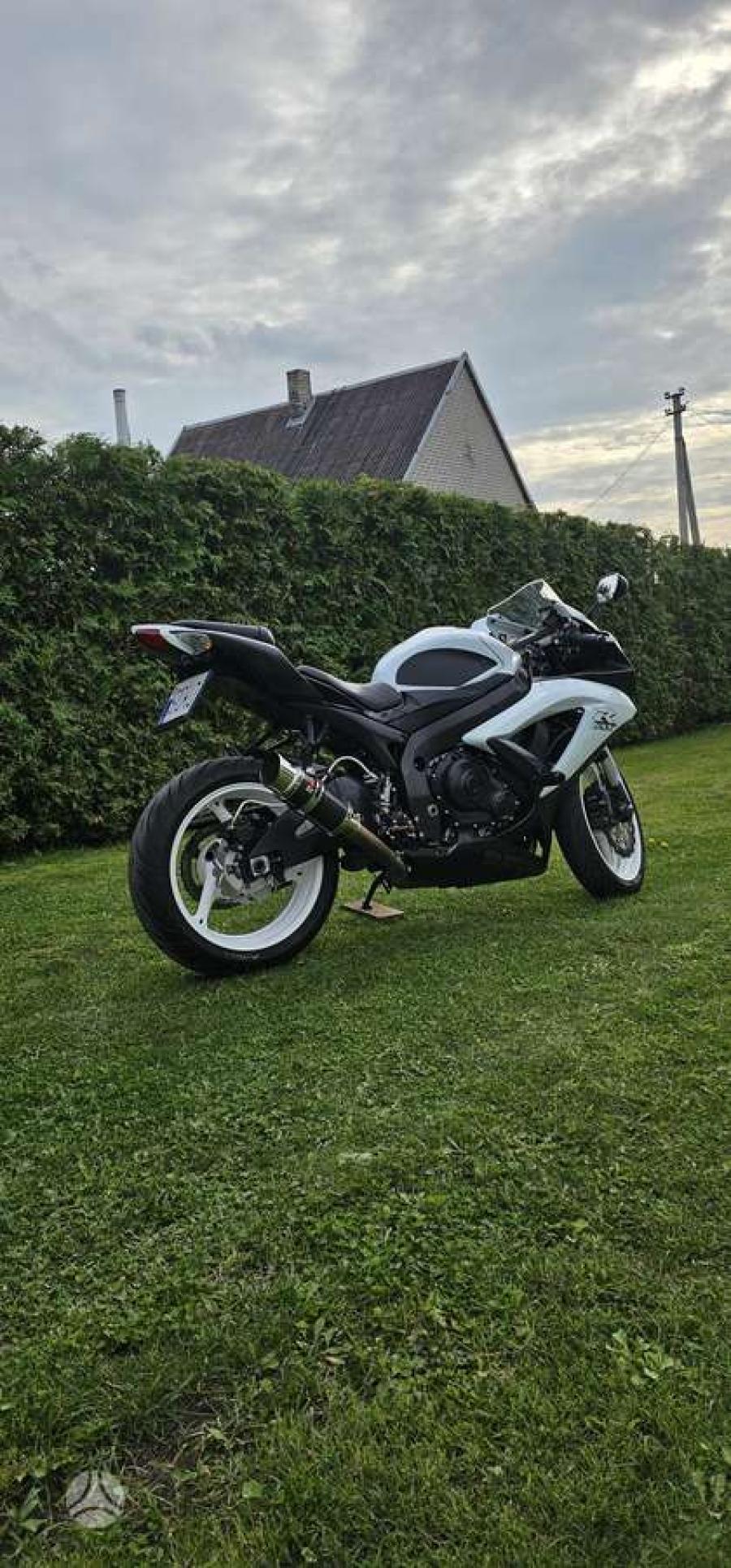 White Suzuki GSX-R 2009 in Kaisiadorys, with an engine capacity of 0.75 L and mileage of 45 thousand km for 6000 €, photo 4 on AUTOMOTO.COM.LV