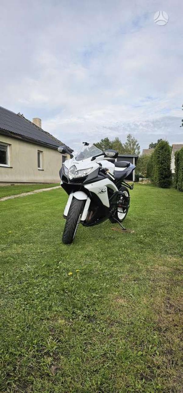 White Suzuki GSX-R 2009 in Kaisiadorys, with an engine capacity of 0.75 L and mileage of 45 thousand km for 6000 €, photo 5 on AUTOMOTO.COM.LV
