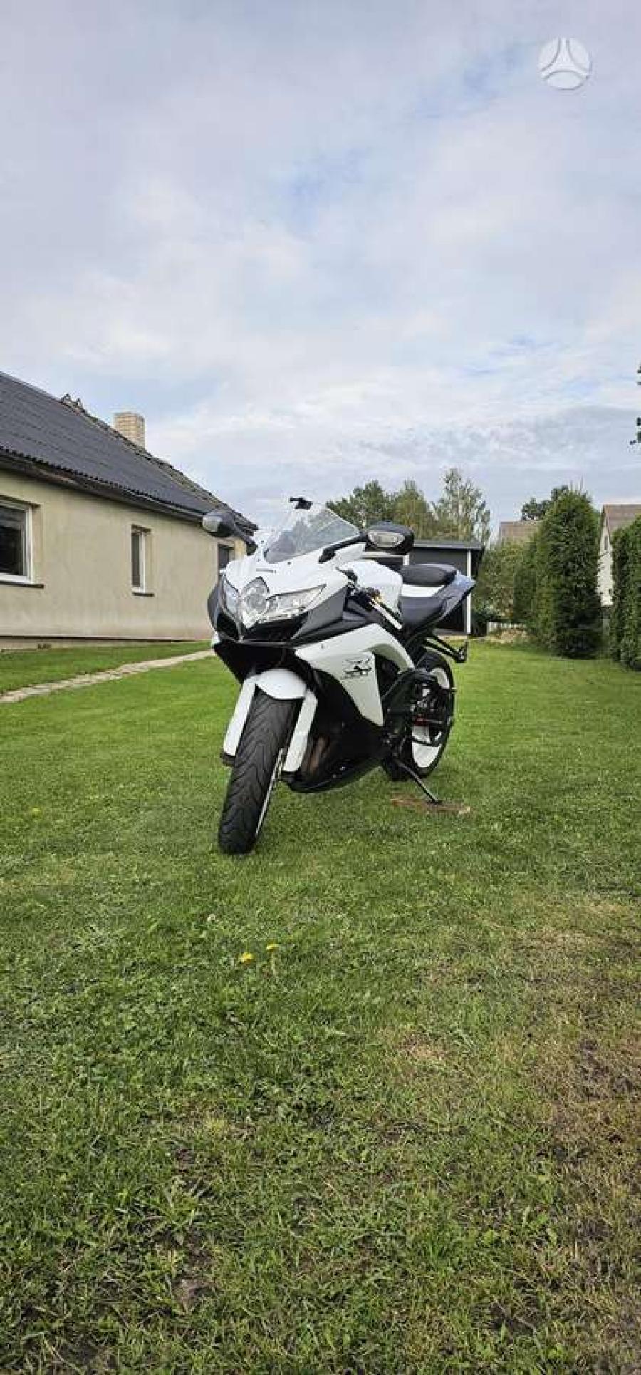 White Suzuki GSX-R 2009 in Kaisiadorys, with an engine capacity of 0.75 L and mileage of 45 thousand km for 6000 €, photo 5 on AUTOMOTO.COM.LV
