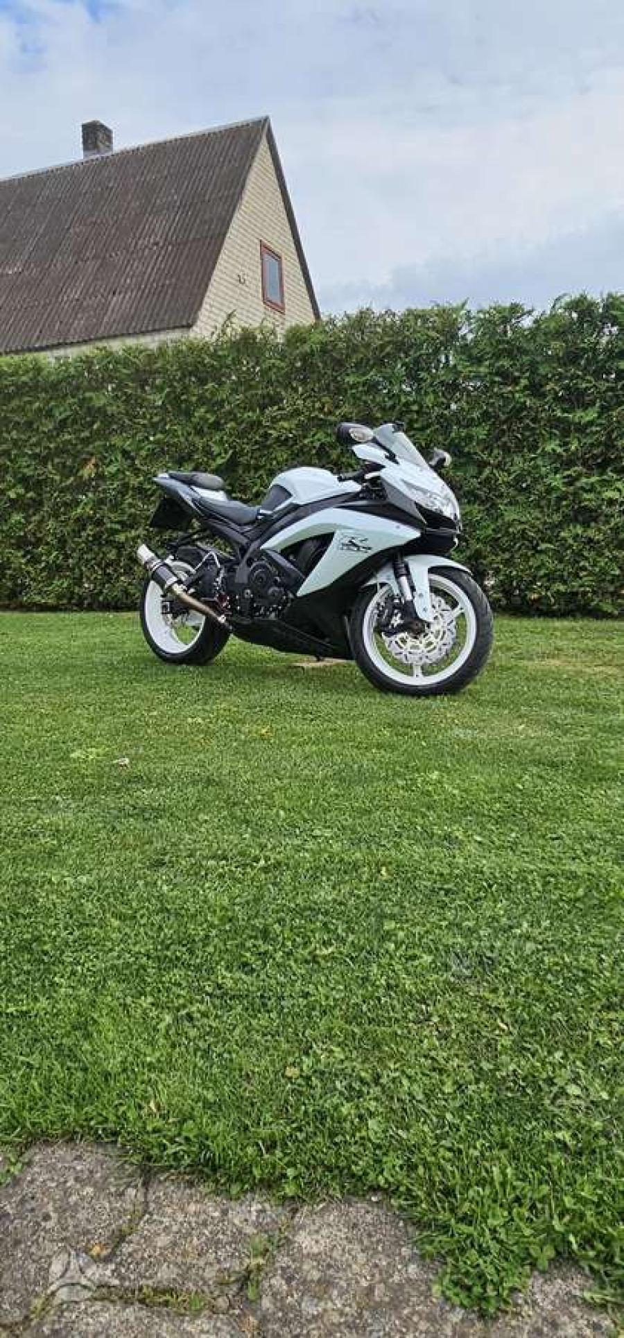 White Suzuki GSX-R 2009 in Kaisiadorys, with an engine capacity of 0.75 L and mileage of 45 thousand km for 6000 €, photo 6 on AUTOMOTO.COM.LV