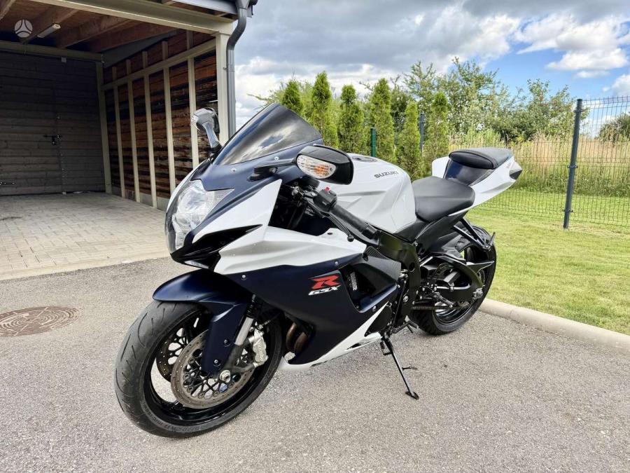 White Suzuki GSX-R 2023 in Vilnius, with an engine capacity of 0.60 L and mileage of 20 thousand km for 5499 €, photo 3 on AUTOMOTO.COM.LV