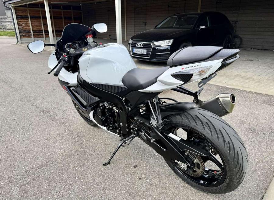 White Suzuki GSX-R 2023 in Vilnius, with an engine capacity of 0.60 L and mileage of 20 thousand km for 5499 €, photo 8 on AUTOMOTO.COM.LV