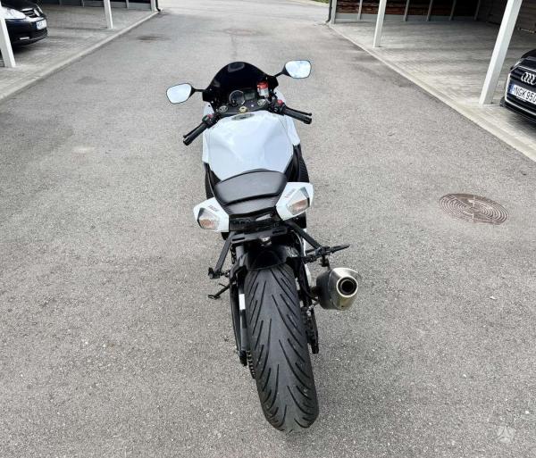 White Suzuki GSX-R 2023 in Vilnius, with an engine capacity of 0.60 L and mileage of 20 thousand km for 5499 €, photo 8 on AUTOMOTO.COM.LV
