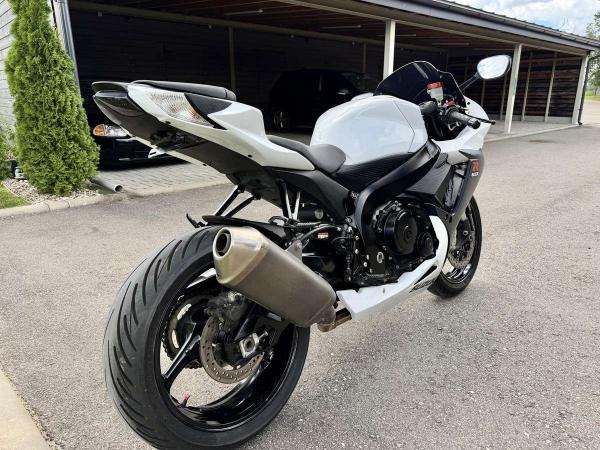 White Suzuki GSX-R 2023 in Vilnius, with an engine capacity of 0.60 L and mileage of 20 thousand km for 5499 €, photo 9 on AUTOMOTO.COM.LV