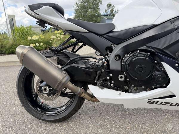 White Suzuki GSX-R 2023 in Vilnius, with an engine capacity of 0.60 L and mileage of 20 thousand km for 5499 €, photo 10 on AUTOMOTO.COM.LV