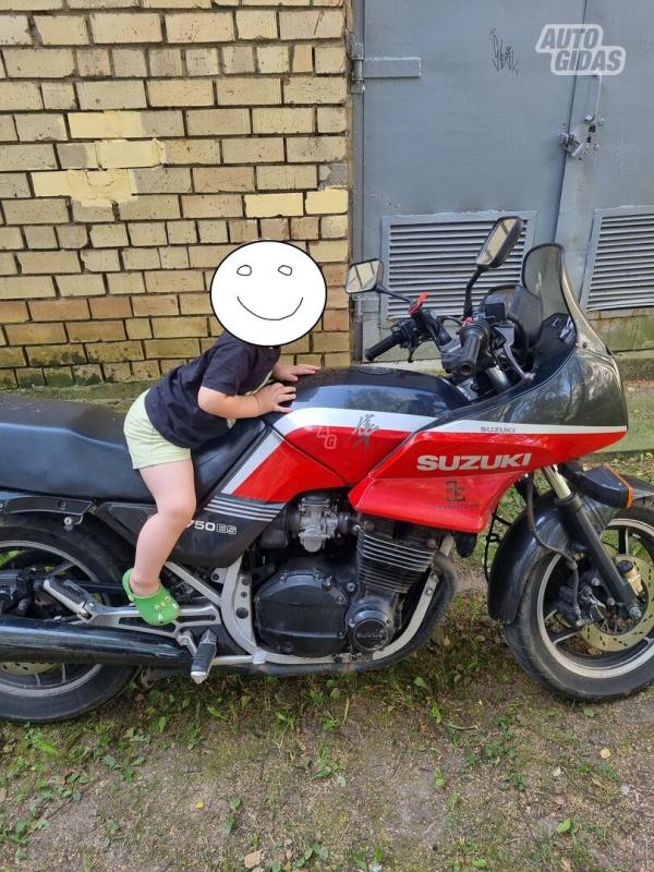 Red Suzuki GSX 1986 in Vilnius, with an engine capacity of 0.75 L and mileage of 60 thousand km for 800 €, photo 3 on AUTOMOTO.COM.LV