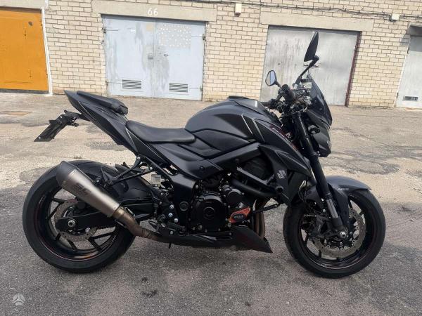 Black Suzuki GSX-S 2017 in Kaunas, with an engine capacity of 0.75 L and mileage of 38 thousand km for 5850 €, photo 1 on AUTOMOTO.COM.LV