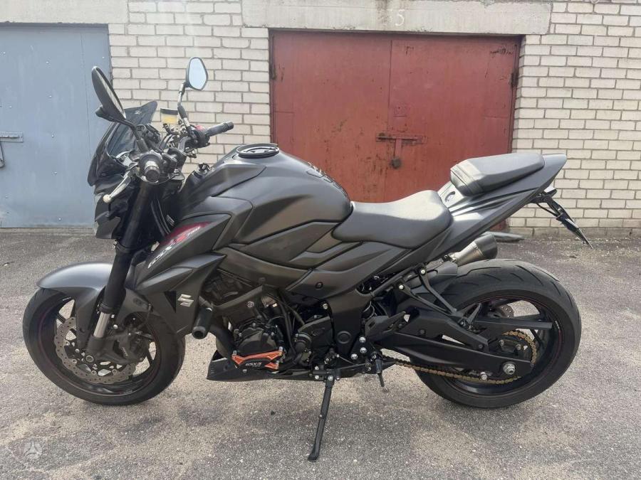 Black Suzuki GSX-S 2017 in Kaunas, with an engine capacity of 0.75 L and mileage of 38 thousand km for 5850 €, photo 3 on AUTOMOTO.COM.LV