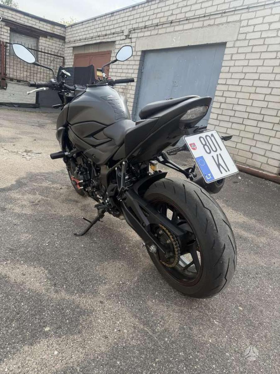 Black Suzuki GSX-S 2017 in Kaunas, with an engine capacity of 0.75 L and mileage of 38 thousand km for 5850 €, photo 6 on AUTOMOTO.COM.LV