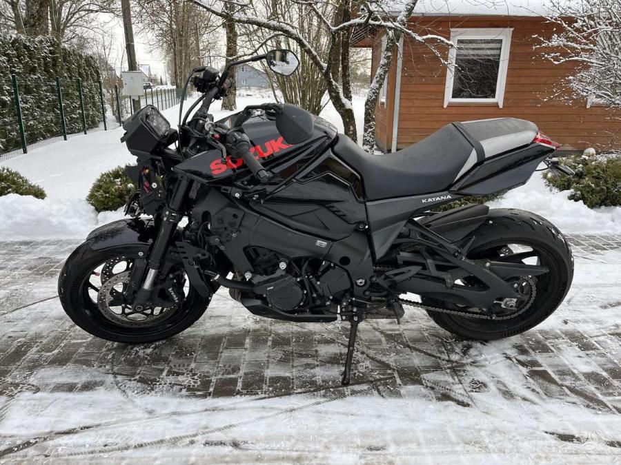 Melns Suzuki GSX-S 2020 Širvintos, ar dzinēja tilpumu 1.00 L un nobraukumu 15 tūkst. km par 4250 €, foto 2 vietnē AUTOMOTO.COM.LV