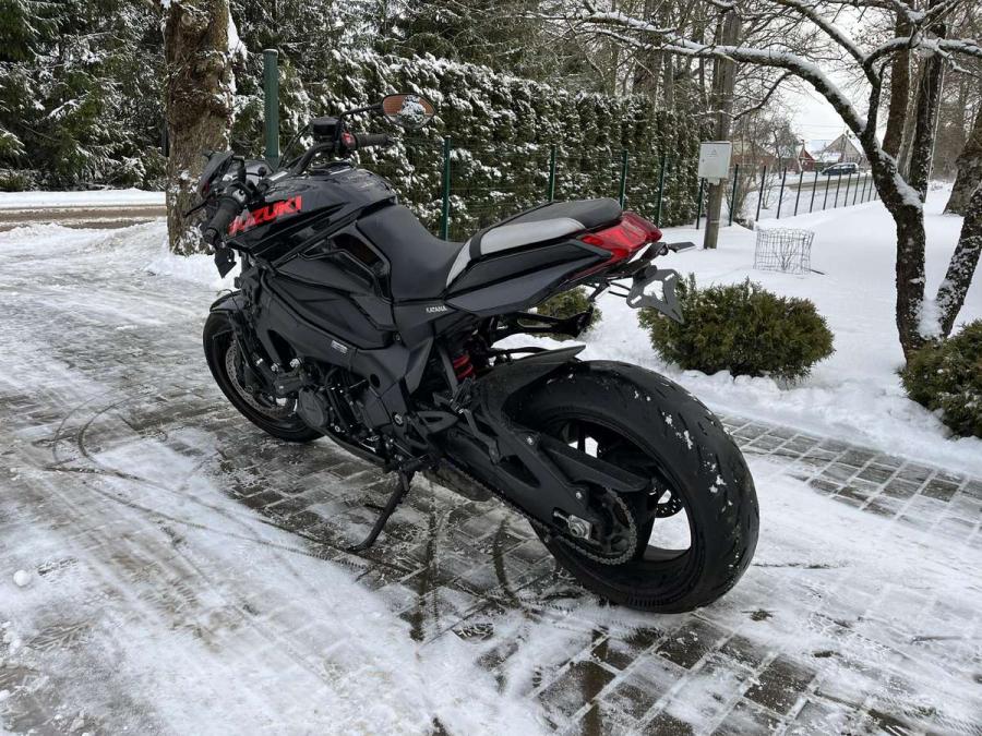 Melns Suzuki GSX-S 2020 Širvintos, ar dzinēja tilpumu 1.00 L un nobraukumu 15 tūkst. km par 4250 €, foto 3 vietnē AUTOMOTO.COM.LV