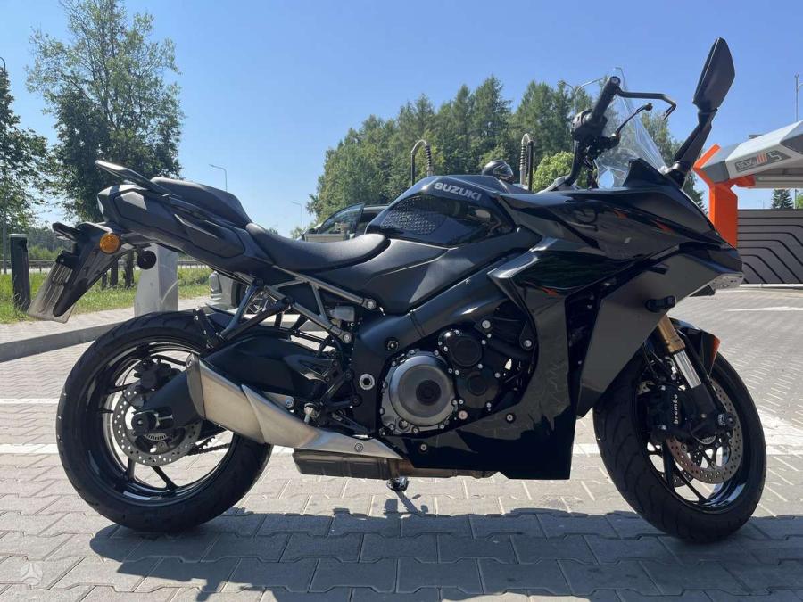 Black Suzuki GSX-S 2022 in Vilnius, with an engine capacity of 1.00 L and mileage of 19 thousand km for 9499 €, photo 3 on AUTOMOTO.COM.LV