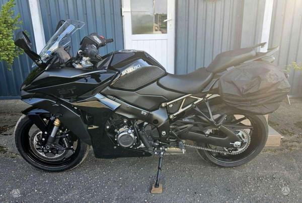 Black Suzuki GSX-S 2022 in Jurbarkas, with an engine capacity of 1.00 L and mileage of 3 thousand km for 11700 €, photo 1 on AUTOMOTO.COM.LV