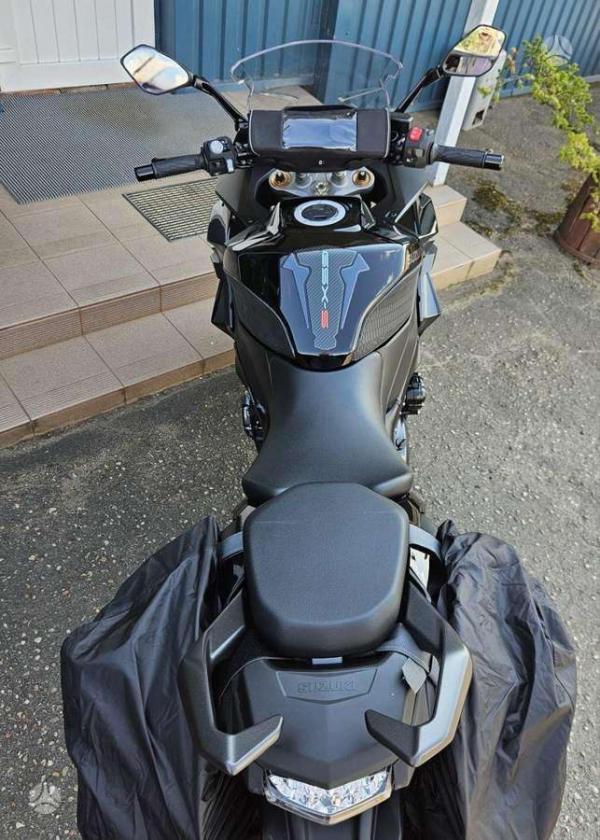 Black Suzuki GSX-S 2022 in Jurbarkas, with an engine capacity of 1.00 L and mileage of 3 thousand km for 11700 €, photo 3 on AUTOMOTO.COM.LV