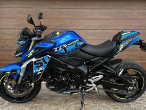 Zils Suzuki GSX-S 2025 Telšiai, ar dzinēja tilpumu 1.00 L un nobraukumu 5 tūkst. km par 7900 €, foto  vietnē AUTOMOTO.COM.LV
