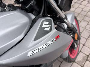 Pelēks Suzuki GSX-S 2020 Gargždai, ar dzinēja tilpumu 0.13 L un nobraukumu 18 tūkst. km par 2599 €, foto 7 vietnē AUTOMOTO.COM.LV