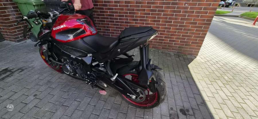 Red Suzuki GSX-S 2026 in Vilnius, with an engine capacity of 1.00 L and mileage of 1 thousand km for 3999 €, photo 4 on AUTOMOTO.COM.LV