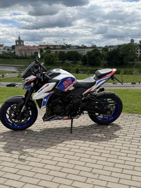 Белый Сузуки GSX-S 2020 в Вильнюс, объемом двигателя 0.75 л и пробегом 16 тыс. км за 6800 €, фото 5 на AUTOMOTO.COM.LV