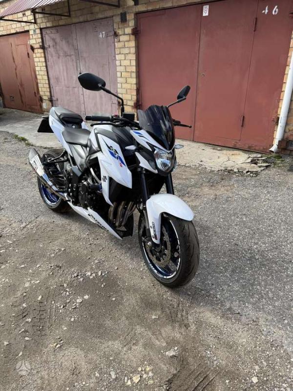 White Suzuki GSX-S 2020 in Alytus, with an engine capacity of 0.75 L and mileage of 17 thousand km for 5800 €, photo 4 on AUTOMOTO.COM.LV