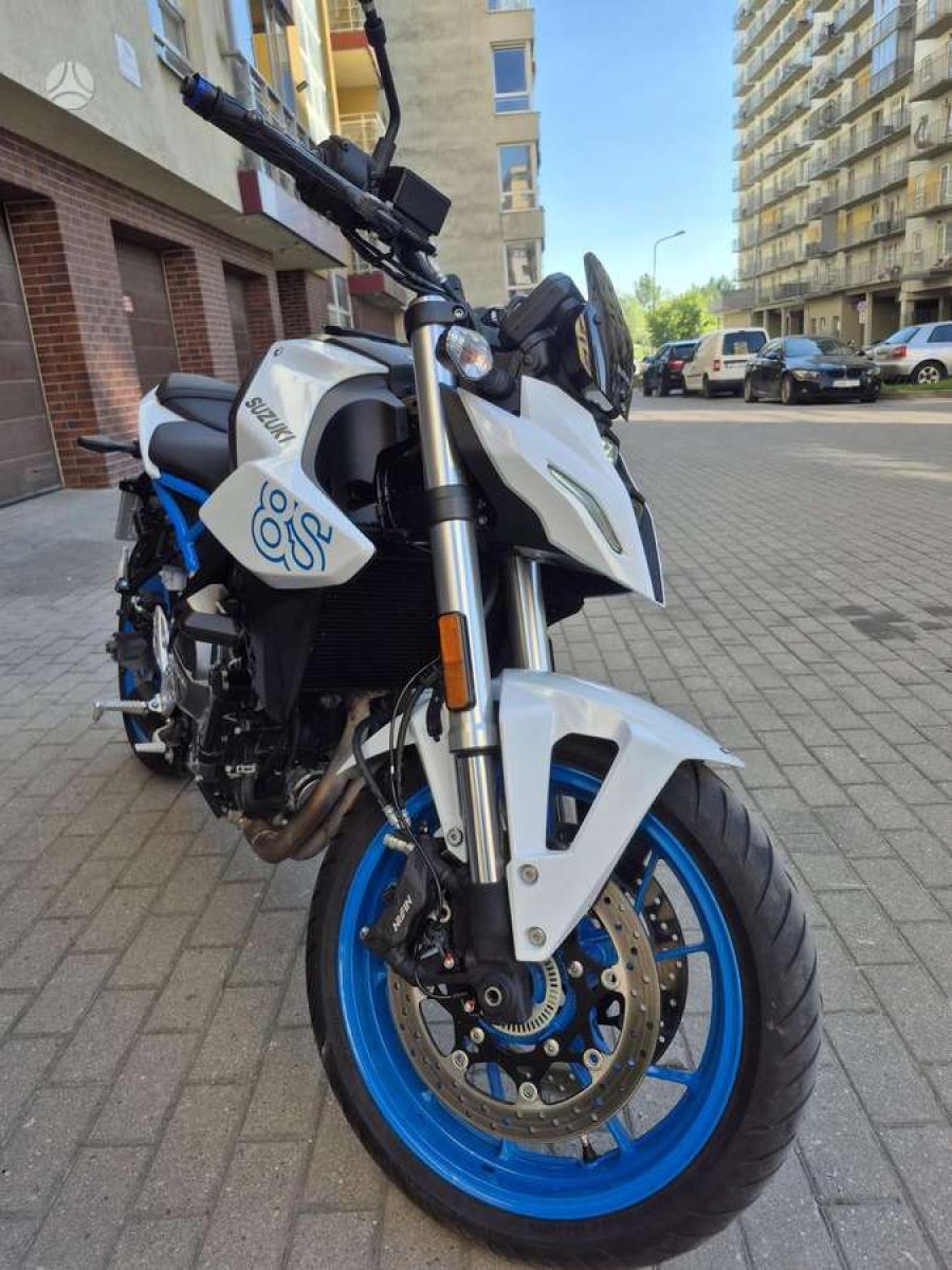 Balts Suzuki GSX-S 2024 Viļņa, ar dzinēja tilpumu 0.78 L un nobraukumu 12 tūkst. km par 5700 €, foto 3 vietnē AUTOMOTO.COM.LV