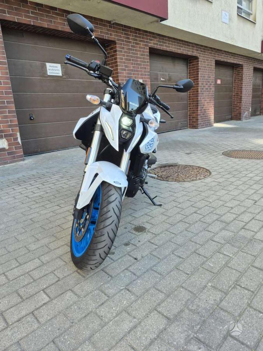 Balts Suzuki GSX-S 2024 Viļņa, ar dzinēja tilpumu 0.78 L un nobraukumu 12 tūkst. km par 5700 €, foto 4 vietnē AUTOMOTO.COM.LV
