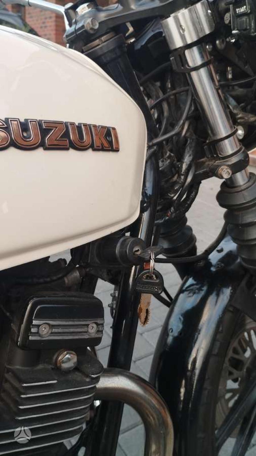 White Suzuki GSX 1984 in Kaunas, with an engine capacity of 0.40 L and mileage of 36 thousand km for 2250 €, photo 8 on AUTOMOTO.COM.LV
