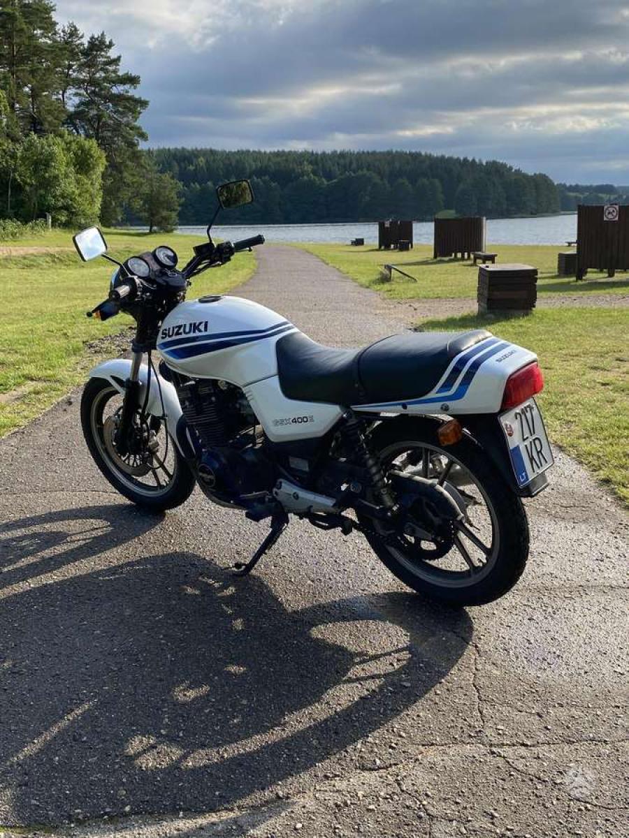 White Suzuki GSX 1988 in Vilnius, with an engine capacity of 0.40 L and mileage of 49 thousand km for 2700 €, photo 1 on AUTOMOTO.COM.LV