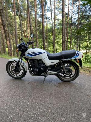 White Suzuki GSX 1988 in Vilnius, with an engine capacity of 0.40 L and mileage of 49 thousand km for 2700 €, photo 3 on AUTOMOTO.COM.LV
