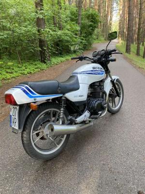 White Suzuki GSX 1988 in Vilnius, with an engine capacity of 0.40 L and mileage of 49 thousand km for 2700 €, photo 4 on AUTOMOTO.COM.LV