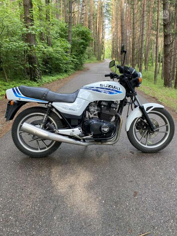 White Suzuki GSX 1988 in Vilnius, with an engine capacity of 0.40 L and mileage of 49 thousand km for 2700 €, photo 4 on AUTOMOTO.COM.LV