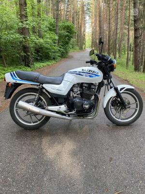 White Suzuki GSX 1988 in Vilnius, with an engine capacity of 0.40 L and mileage of 49 thousand km for 2700 €, photo 5 on AUTOMOTO.COM.LV