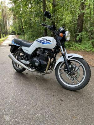 White Suzuki GSX 1988 in Vilnius, with an engine capacity of 0.40 L and mileage of 49 thousand km for 2700 €, photo 6 on AUTOMOTO.COM.LV
