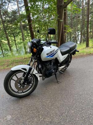 White Suzuki GSX 1988 in Vilnius, with an engine capacity of 0.40 L and mileage of 49 thousand km for 2700 €, photo 7 on AUTOMOTO.COM.LV