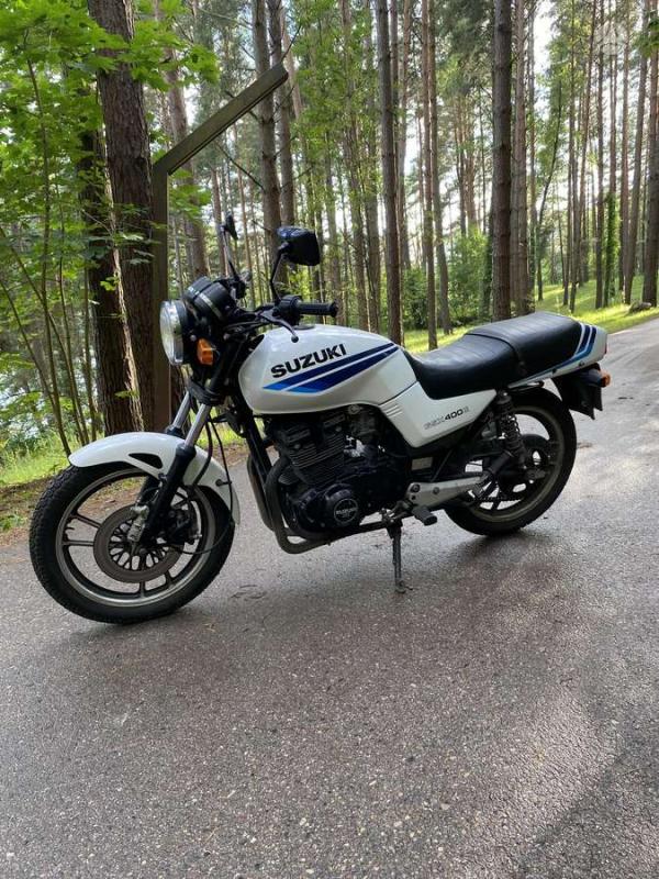 White Suzuki GSX 1988 in Vilnius, with an engine capacity of 0.40 L and mileage of 49 thousand km for 2700 €, photo 7 on AUTOMOTO.COM.LV