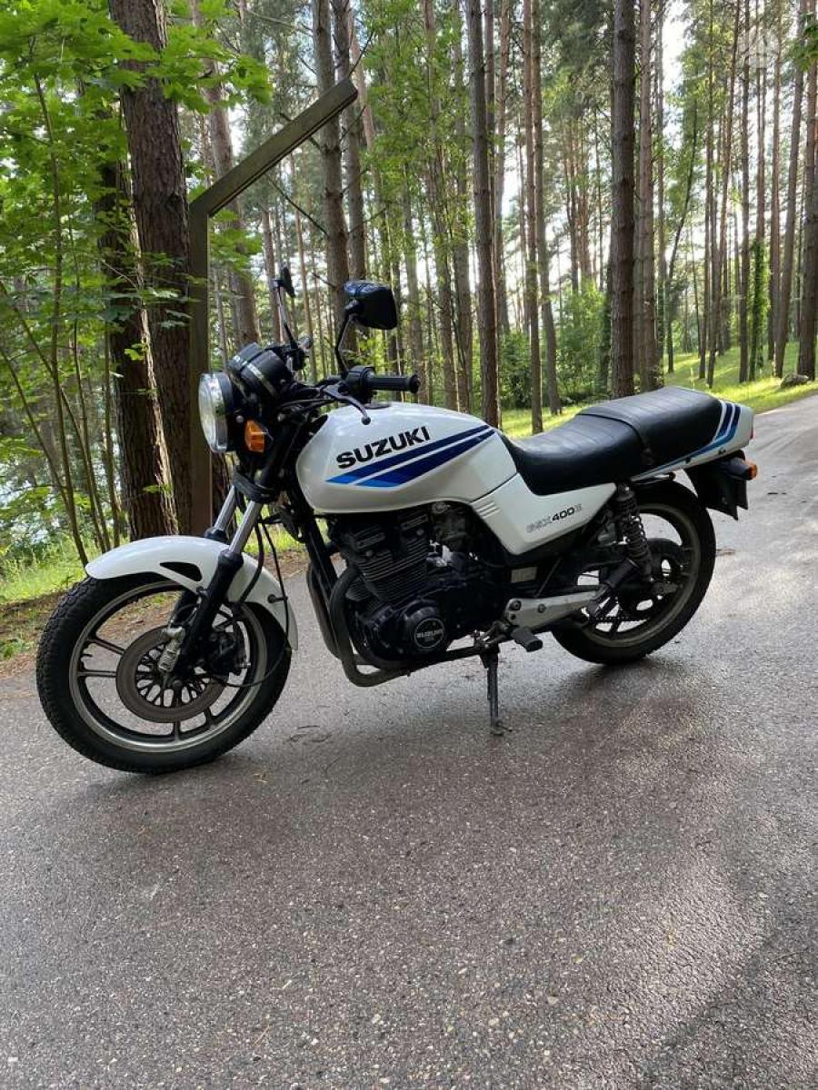White Suzuki GSX 1988 in Vilnius, with an engine capacity of 0.40 L and mileage of 49 thousand km for 2700 €, photo 8 on AUTOMOTO.COM.LV
