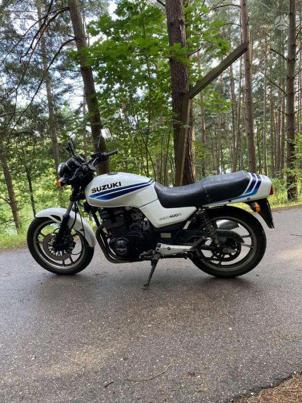 White Suzuki GSX 1988 in Vilnius, with an engine capacity of 0.40 L and mileage of 49 thousand km for 2700 €, photo 8 on AUTOMOTO.COM.LV