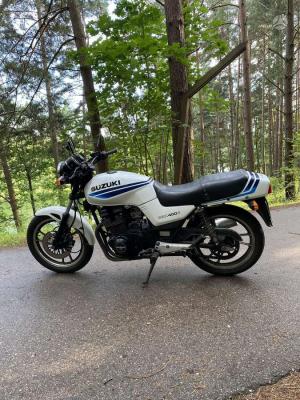 White Suzuki GSX 1988 in Vilnius, with an engine capacity of 0.40 L and mileage of 49 thousand km for 2700 €, photo 9 on AUTOMOTO.COM.LV