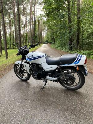 White Suzuki GSX 1988 in Vilnius, with an engine capacity of 0.40 L and mileage of 49 thousand km for 2700 €, photo 10 on AUTOMOTO.COM.LV