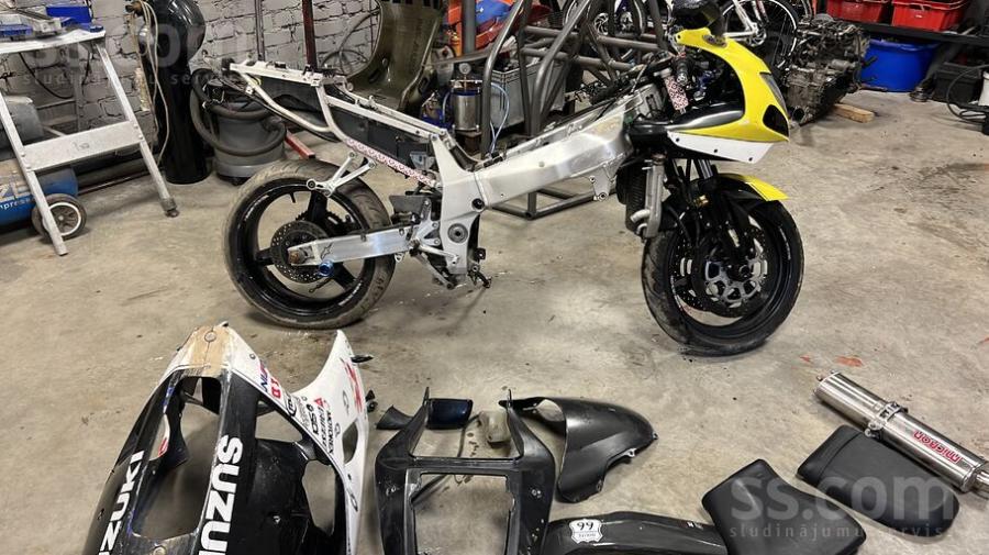 Suzuki Gsxr 2001 Rīga, ar dzinēja tilpumu 0.60 L un nobraukumu 0 tūkst. km par 500 €, foto 1 vietnē AUTOMOTO.COM.LV
