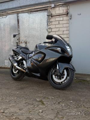 Melns Suzuki Hayabusa 2008 Rīga, ar dzinēja tilpumu 1.34 L un nobraukumu 21 tūkst. km par 6900 €, foto  vietnē AUTOMOTO.COM.LV