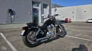 Melns Suzuki Intruder 1988 Viļņa, ar dzinēja tilpumu 1.40 L un nobraukumu 43 tūkst. km par 3100 €, foto  vietnē AUTOMOTO.COM.LV