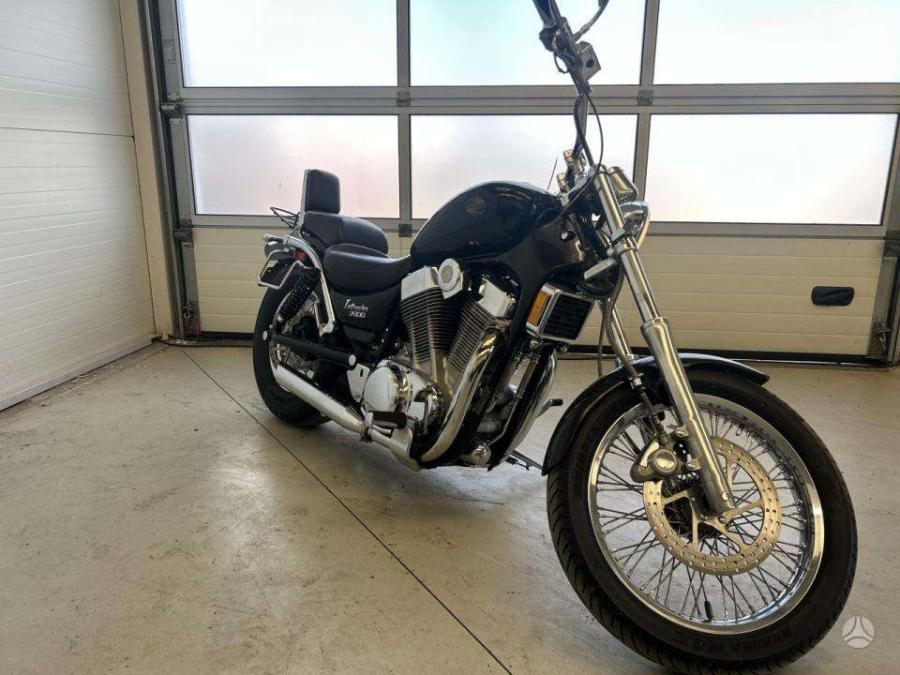 Black Suzuki Intruder 1991 in Radviliskis, with an engine capacity of 1.36 L and mileage of 62 thousand km for 2250 €, photo 3 on AUTOMOTO.COM.LV