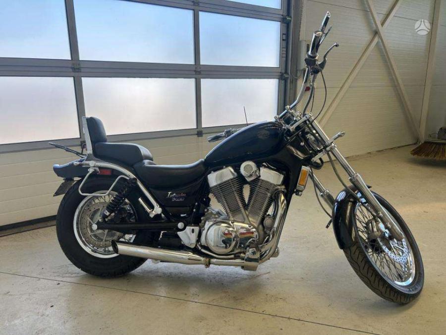 Black Suzuki Intruder 1991 in Radviliskis, with an engine capacity of 1.36 L and mileage of 62 thousand km for 2250 €, photo 7 on AUTOMOTO.COM.LV