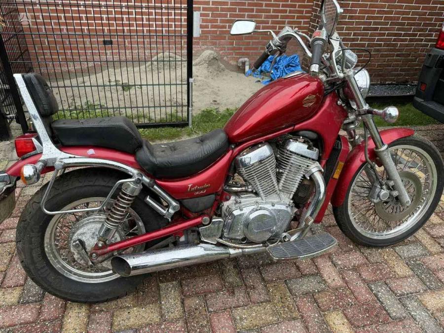 Suzuki Intruder 1993 Šakiai, ar dzinēja tilpumu 0.80 L un nobraukumu 19 tūkst. km par 1900 €, foto 1 vietnē AUTOMOTO.COM.LV