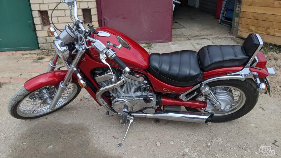 Sarkans Suzuki Intruder 1993 Viļņa, ar dzinēja tilpumu 0.81 L un nobraukumu 21 tūkst. km par 2600 €, foto 4 vietnē AUTOMOTO.COM.LV