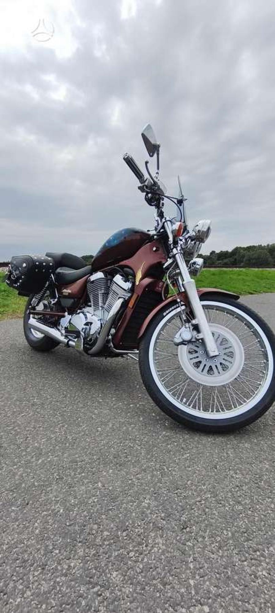 Red Suzuki Intruder 1995 in Kaunas, with an engine capacity of 0.81 L and mileage of 30 thousand km for 3250 €, photo 1 on AUTOMOTO.COM.LV