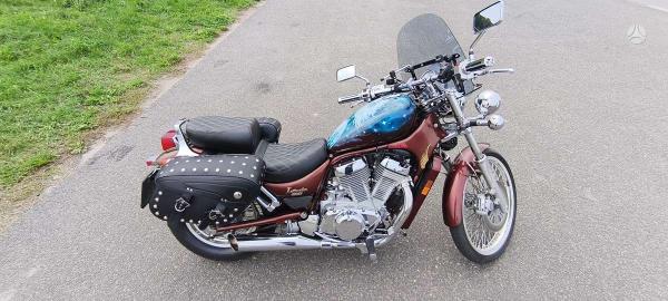 Suzuki Intruder 1995 in Kaunas on AUTOMOTO.COM.LV Red Suzuki Intruder 1995 in Kaunas, with an engine capacity of 0.81 L and mileage of 30 thousand km for 3250 €, photo 7 on AUTOMOTO.COM.LV