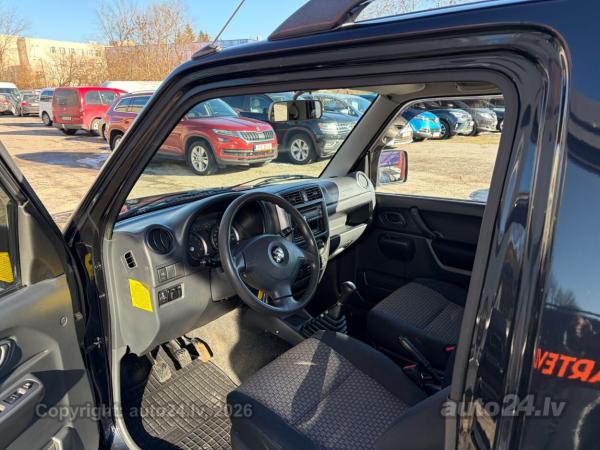 Black Suzuki Jimny 2012 in Tallinn, with an engine capacity of 1.30 L and mileage of 166 thousand km for 6990 €, photo 7 on AUTOMOTO.COM.LV